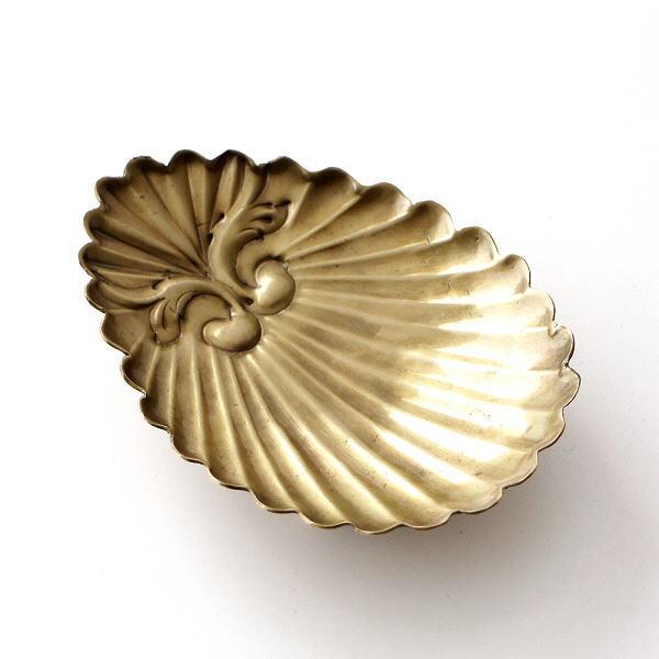 鈍い輝きが魅力の真鍮レトロな風合いはそこにあるだけでおしゃれ空間になりそう。ロココな雰囲気の真鍮の脚付きトレイは小さくても、個性が光るアイテムしずく型に凹凸をつけたデザインで上品な煌めきを放ちます商品名 ： Brassトレイ B商品番号 ：...