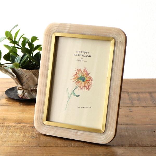 30年の熟練の技術工が手作りで一つ一つを形どりそれを装飾しながら作り上げたフレームはエコロジーな製法で自然の温もりさえ感じられるレトロ風でオシャレなフレームマーブル模様のレジンと写真窓を囲むように入るレトロ風の真鍮がスタイリッシュなフォトフ...