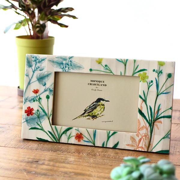 自然から生まれ自然を守り自然を生かす・・・モニークチャートランドのエコロジーな商品ナチュラルなモザイクのボーンに鮮やかな野の花がプリントされたフォトフレーム昇華転写という技術を使用し絵具の濃淡まで忠実に表現されています中紙はブランドのデザイ...