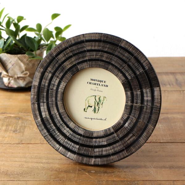 30年の熟練の技術工が手作りで一つ一つを形どりそれを装飾しながら作り上げたフレームはエコロジーな製法で自然の温もりさえ感じられるレトロ風でオシャレなアイテム放射状に溝模様を手彫りしたボーンを張り合わせたモダンな雰囲気の丸型フォトフレームは線...