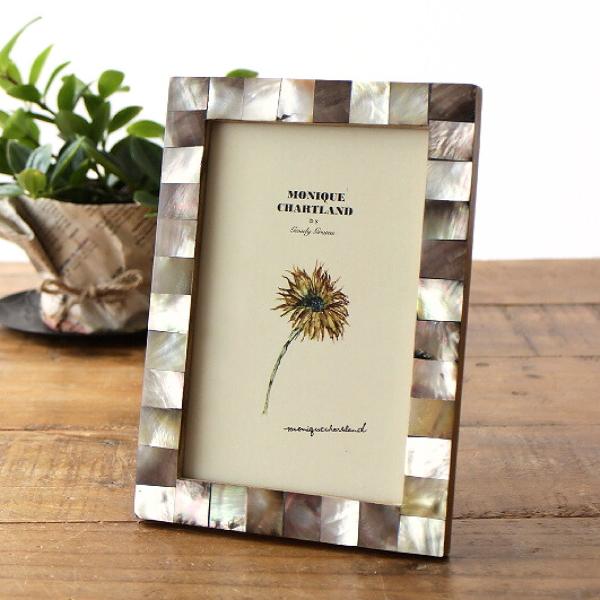 30年の熟練の技術工が手作りで一つ一つを形どりそれを装飾しながら40〜50時間掛けて作り上げるフレームは手作りならではの温もりや魅力にあふれたアイテム真珠を育てる白蝶貝や黒蝶貝などの母貝の殻の裏側にある真珠層、MOP(マザーオブパール)を使...