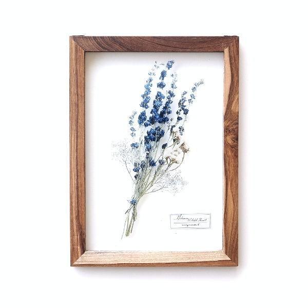 シンプルな天然木のフレームに印象的なドライフラワー細部まで綺麗に映し出した転写の技法でガラスにドライフラワーをプリントまるで、そこに本物があるかのようですいつまでも、色あせないナチュラルな壁飾りです商品名 ： フラワープリントのガラスフレー...