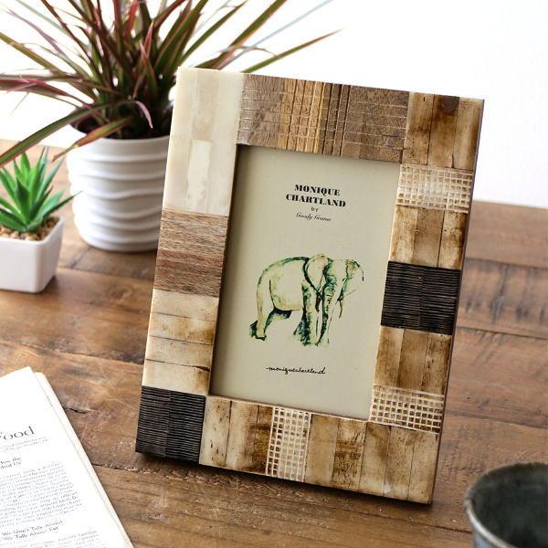 30年の熟練の技術工が手作りで一つ一つを形どりそれを装飾しながら作り上げたフレームはエコロジーな製法で自然の温もりさえ感じられるレトロ風でオシャレなアイテム1点1点ハンドメイドで作られた暖かみのあるフォトフレームはボーンとウッドのチップを組...