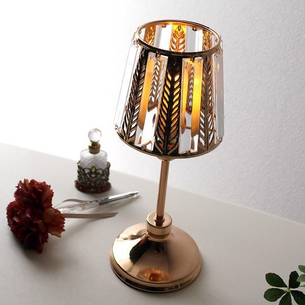 上品なピンクゴールドのメタルと大きなカットガラスを合わせたラグジュアリな雰囲気のLEDキャンドル付きのランプスタンドシンプルなフォルムながらレースの様に美しく繊細なスリットを施した華やかでロマンチックなデザイン窓辺に置けば、キャンドルを灯さ...