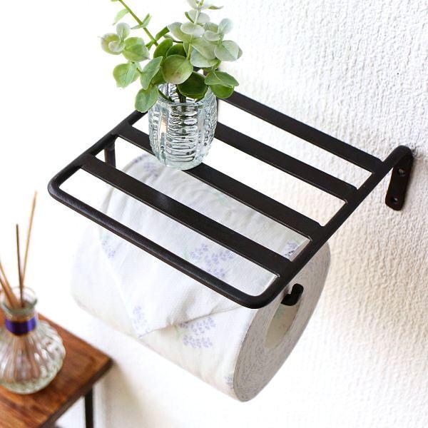 スタイリッシュなデザインのアイアンの棚付きペーパーホルダーは蓋やカッターが無いタイプペーパーは横から挿すだけなので交換もスムーズでストレスフリー♪トイレのものに触れる部分が少なく済むのも衛生的で嬉しいポイントペーパーホルダーにこだわらない形...