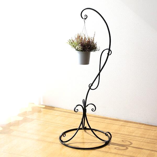 流れるような曲線がエレガントな雰囲気のアイアン製ハンギングスタンド130センチの高さがあるので吊鉢向きの花やグリーンランタンなどを吊るしてベランダや玄関に置いてもよく映えますスタンド型で軽量なので手軽に場所の移動が可能です商品名 ： アイア...