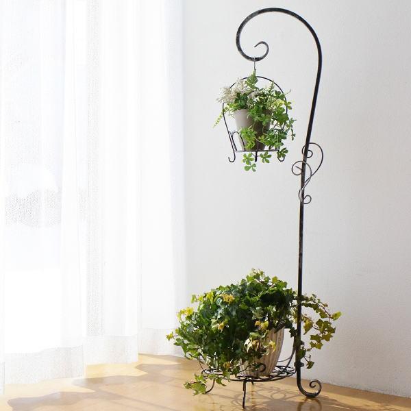 ムラのあるペイントがレトロな雰囲気のアイアンのハンギングスタンド鉢植えを置ける下棚とハンギングのアイアンバスケットが付いていて花鉢やグリーンなどを吊るしてリビングやベランダ、玄関で立体感のある飾りの演出ができますアイアンのバスケットは外して...
