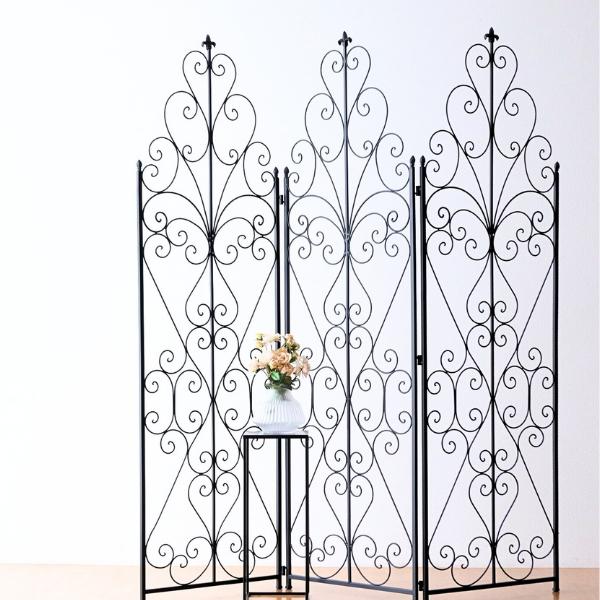 繊細な曲線装飾が視線を惹きつけるアイアン製の折りたためる3連パーテーション抜け感のあるデザインは圧迫感を与えず光や風を通しながらお部屋にアクセントを醸し出しますちょっとした目隠しやお部屋のコーナー作りショップの什器など置くだけで空間がとても...