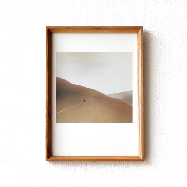 素材のチークの美しさを最大限に活かすため、表面を細かいサンドペーパーで整えた後、艶を押さえたクリアラッカーで仕上げたスタイリッシュなフレームお気に入りの写真を並べて飾ったり雑誌の切り抜き、押し花などを入れたりいろいろな使い方で楽しめる存在感...