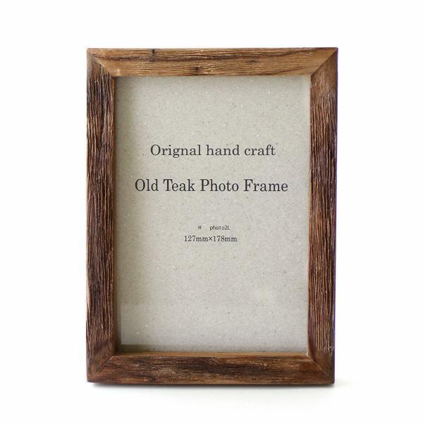 長年の風雨にも耐えた独特の風合いを持つチークの古材を使用したフレームは素材のキズや釘穴、節穴等をそのまま活かしたオンリーワンが魅力ですお気に入りの写真や雑誌の切り抜き、押し花などを入れたり壁にサイズ違いでいくつか並べて飾ったりいろいろな使い...