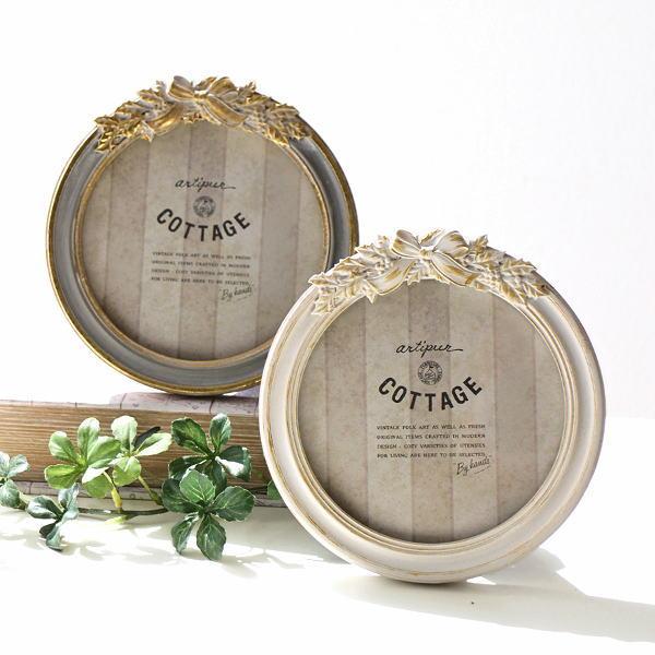 フレームのトップに繊細なリボンスワッグをあしらったラウンド型のフォトフレームレトロな雰囲気とくすみのある落ちついたカラーリングがさりげなく写真を引き立てますインテリアのアクセントや贈り物にも。商品名 ： ラウンドフォトフレーム スワッグ2カ...