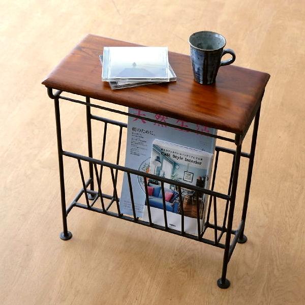 シンプルでスタイリッシュな印象が人気の天然木アカシアウッド＆アイアン家具シリーズ上部にテーブルの付いたマガジンラックコーヒーなどの飲み物を置くサイドテーブルとしてソファーなどの横に置いて使うのもお勧め小物などを置ける上棚付きも嬉しい仕様です...