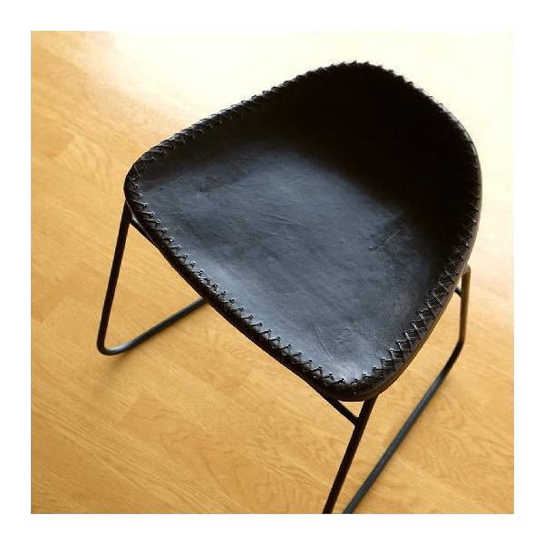 手作り感のあるワイルドなイメージのレトロな本革のスツールアイアンとの相性もピッタリでお洒落なインテリアチェアーです商品名 ： アイアンと本革のスツールC商品番号 ： kan3988全体サイズ(cm) ： 幅48×奥行42×高さ52〜53座面...