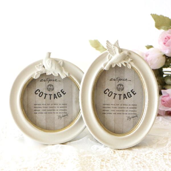 レトロな雰囲気が漂うインテリアな樹脂製のフォトフレームトップにそれぞれ異なるデザインの小鳥のモチーフが付いたサークルとオーバルの シンプルなデザイン写真立てとしてはもちろんいくつか壁に並べてレイアウトすればアンティークショップやカフェのよう...