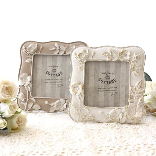 レトロな雰囲気が漂うインテリアな樹脂製のフォトフレームマットな質感とバラのレリーフを張った凝ったデザインで優しいイメージのフレーム周りのウェーブのデザインもオシャレです写真立てとしてはもちろんいくつか壁に並べてレイアウトすればアンティークシ...