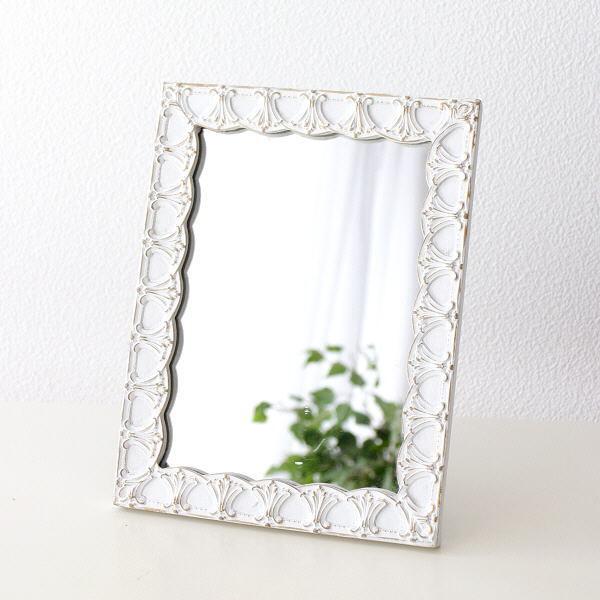 石膏を削ったような質感のアラベスク調のレリーフにゴールドペイントをあしらった可憐さとエレガントのあるミラースタンド、壁掛けにも対応しメイクなどのデイリーユースにもオススメですがオシャレなフレームデザインを活かしてフォトフレームや壁飾りなどと...