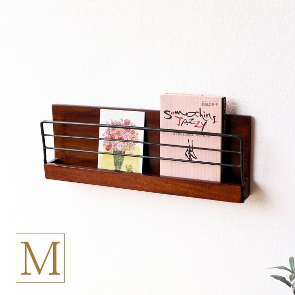 アカシアウッドとアイアンの壁掛けラックです美しい木目が壁に映えてアイアンで本やカードなどを支えますシンプルなデザインですがなかなか見かけないラックで大切な郵便やチケットなどをまとめて置くとスッキリと片付きそう45センチ幅のMタイプです【仕様...