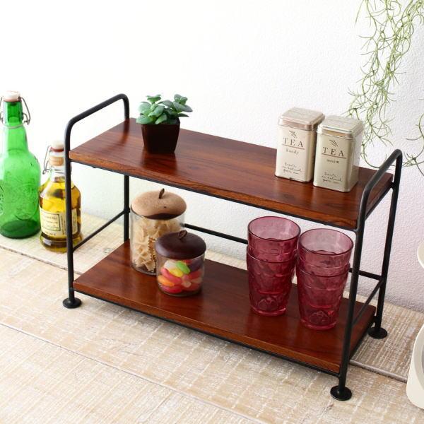 ロートアイアンの繊細なフレームとアカシアウッドの深みある木目異素材が静かに調和した軽やかさの中に素材の存在感を感じさせる2段シェルフは視線を遮らず圧迫感を与えず設置できるオープンラック棚板には表情豊かなアカシア無垢材を使用自然な木目や落ち着...