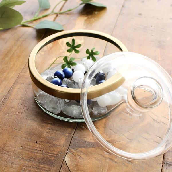 真鍮フレームとガラスの組み合わせが美しいガラスキャニスター程よいサイズ感の透明感のあるキャニスターはキャンディーなどのお菓子や小物類の収納などおもてなしのシーンや魅せる収納として楽しめそうです商品名 ： 真鍮とガラスのキャニスター商品番号 ...