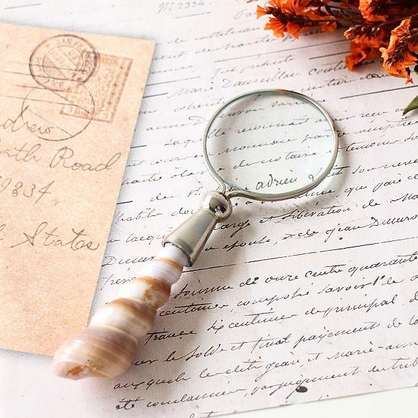 天然の巻き貝を丁寧に磨き上げて作られた小さなルーペ小さな文字や地図を見る際拡大鏡として活躍するのはもちろんちょっと持ち歩くのにも便利なサイズで可愛いフォルムがお気に入りになりそうデスクアクセサリーとしてもおしゃれですがギフトとしても喜ばれそ...