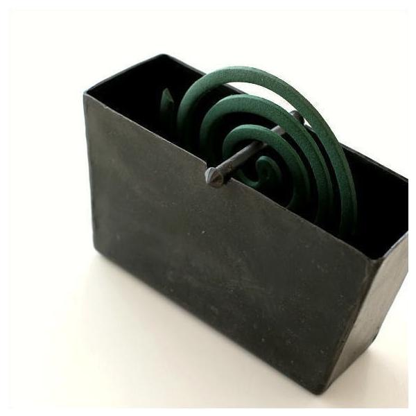 近年、ナチュラルやレトロが見直され生活の中にうまく取り入れる事がとても多くなりました。昔ながらの香取線香もその一つ。影絵のような美しいデザインでインテリアとしてもＧＯＯＤシンプルな箱型スタンド鉄の温もりのある蚊遣りです商品名 ： 蚊取り線香...