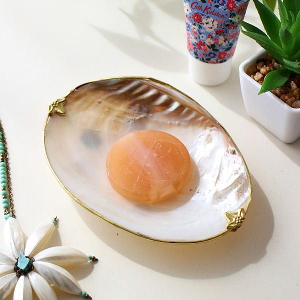 ナチュラルなシェルを磨き上げて生まれた繊細なシェルのソープディッシュ滑らかに光を映す艶と真鍮の縁取りが静かな品を添えます自然が生んだ唯一無二の美しさはサニタリールームを優雅に見せてくれそうです商品名 ： ナチュラルなシェルのソープディッシュ...