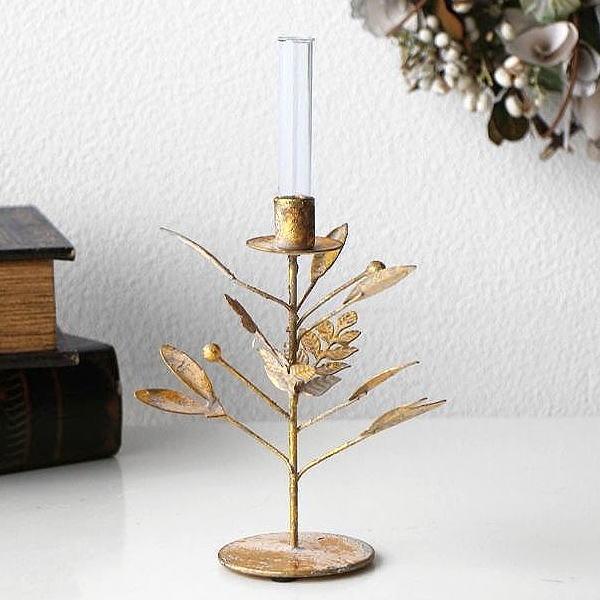 ゴールドにアンティーク加工を施した小ぶりで飾りやすい一輪挿しの花瓶一輪でも絵になる立体的なフォルムでドライフラワーや枝ものと合わせても単体のオブジェとしても上品に飾れそう可愛らしい表情が空間にリズムを添えてくれるスタイリッシュなデザインの小...