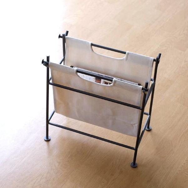 生成りカラーのキャンバスとマットな質感のアイアンを組み合わせたシンプルでスタイリッシュなマガジンラックソファ横に置いて本や新聞紙を入れるのはもちろん来客時のバッグなどの置き場所やブランケット、タブレット収納など多目的に使えそうです汚れたら取...