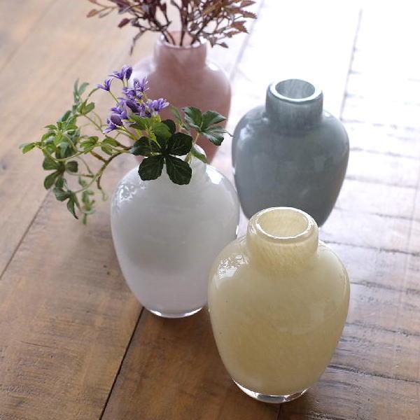 透明感と高級感あふれる手作りのフラワーベース４カラーです色付けしたミルキーガラスと透明ガラスが２層になった厚みのあるぽってりとしたガラスベースで淡く優しい色使いが特徴です優しいカラーのガラスベースはみずみずしい透明感がインテリアの空間で優し...