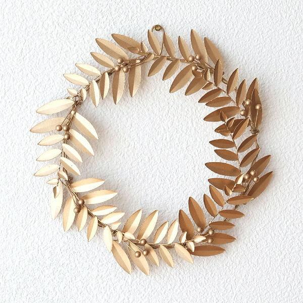 ゴールドの小さなリーフと南天の実が連なった小さなワイヤーリース玄関やリビングをさりげなくを彩ります商品名 ： ゴールドリーフワイヤーリース ブラット商品番号 ： ksh9748全体サイズ(cm) ： 幅19×奥行2.5×高さ19材質 ： ワ...