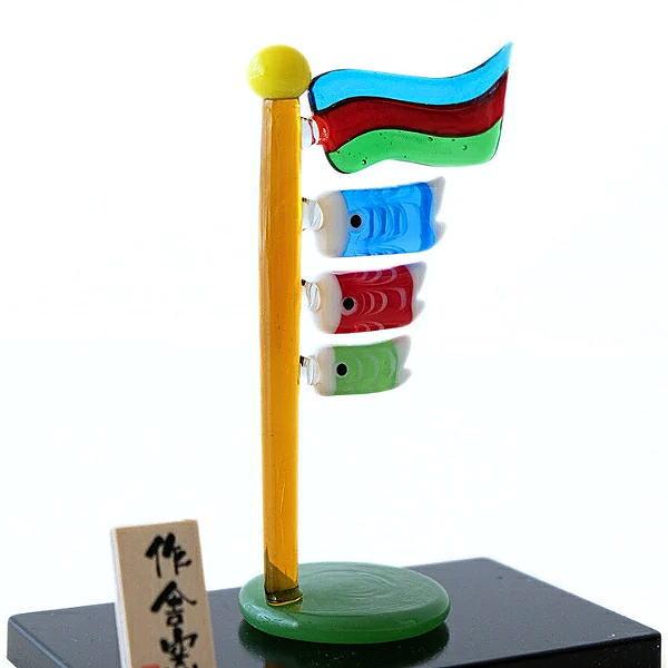 玄関先やリビングなどのちょっとしたスペースでも季節の移ろいや端午の節句を楽しめる手の平サイズの節句飾り透き通るガラスのきらめきで軽やかに彩る小さな こいのぼり飾り風になびく様な吹き流しと色ガラスの鯉は光を受けるとキラキラと爽やかな五月の風を...