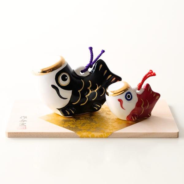 玄関先やリビングなどのちょっとしたスペースでも季節の移ろいや端午の節句を楽しめそうな手の平サイズの節句飾りなめらかな質感の陶磁器に丁寧な絵付けが施された凛とした温かみのあるこいのぼりふっくらとした丸みのあるフォルムは組み紐のあしらいが愛らし...