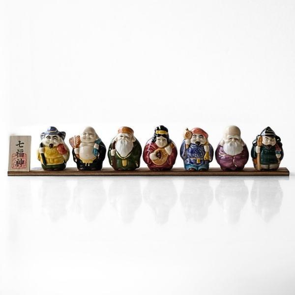 おめでたい席などの縁起物として親しまれる「七福神」七人の神様がやさしく微笑む福を招く小さな置物ですリビングや和室などにぴったりの置物は迎春の飾りとしてはもちろんおめでたい席など年中飾りにもお勧めです商品名：陶器の七福神の置物商品番号：ksn...