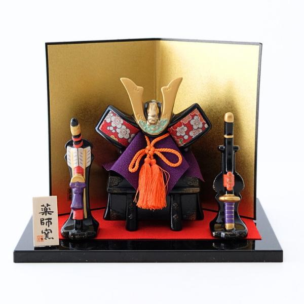 玄関先やリビングなどのちょっとしたスペースでも季節の移ろいや端午の節句を楽しめる手の平サイズの節句飾り艶やかな兜飾りに絵付けが施された吹返しや細やかにつくられた太刀・弓矢などコンパクトな中に伝統の意匠を丁寧に凝縮されており小さな空間でも端正...