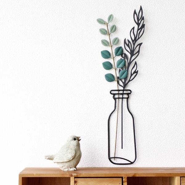 ユーカリの葉とゴールドの茎を色付けたパートカラー加工の写真のようなアートな壁飾りアイアンの線を変化や強弱をつけて幅11cmとスリムながらそよ風に揺られているような躍動感が感じられるデザイン玄関やリビング、子供部屋などどんな場所にも取り入れや...