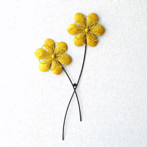 白い壁やナチュラルな木の壁に掛けると印象的でお部屋のポイントになりそうな可愛い花飾りですポップで鮮やかな色合いではなくシャビー風カラーで大人の雰囲気所どころペイントを剥がしたり色むらをつけたレトロ感のある壁飾りです商品名 ： アイアンの壁飾...