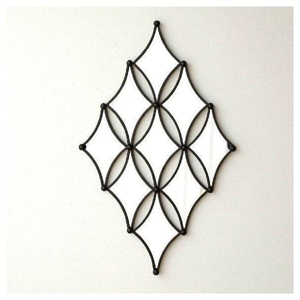アイアンのラインを素敵に形あわせて１枚の大きなデザインにしたウォールミラーの壁飾りです白い壁に映えるデザインでインパクトがあり、とても素敵ですモダンなイメージは和のお部屋にも似合いそうです商品名 ： ウォールデザインミラーの壁飾り商品番号 ...