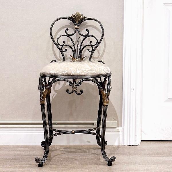 アイアンのエレガントなラインがお洒落なチェアーですお部屋や玄関にあるだけで素敵なインテリアになりますもちろん実用的でリビングの補助椅子やドレッサー椅子玄関では靴を履くときなどにも重宝しそうです商品名 ： アイアンのエレガントチェアー商品番号...