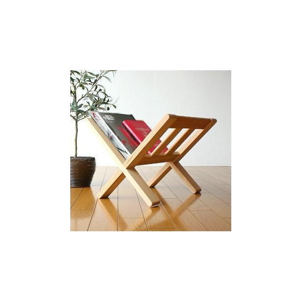 天然木のスタイリッシュな家具や小物シリーズですナチュラルな天然木の使用でシンプルなデザインと無垢の温もり機能性を持ったお勧めのインテリアです２枚の天然木の板があっ、という間にマガジンラックになりました使わない時などは小さなスペースで片付けら...