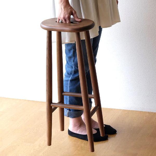 天然木のスタイリッシュな家具や小物シリーズはナチュラルな天然木の使用でシンプルなデザインと無垢の温もり、機能性を持ったお勧めのインテリアウォルナット無垢材のハイスツールは奥行が18.8cmのスリムデザイン座面中央に手掛け用の穴が開いていて移...