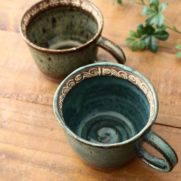 こっくりとした風合いの温かみのあるマグカップ土の中の鉄分が酸化して現れる黒点や素焼きの過程で出来るピンホールがこの器の表情であり特徴になっている土ものの味わいがたっぷりのマグカップです赤土の陶土に色釉を掛け分け下部と内側の上部は素朴な素焼き...