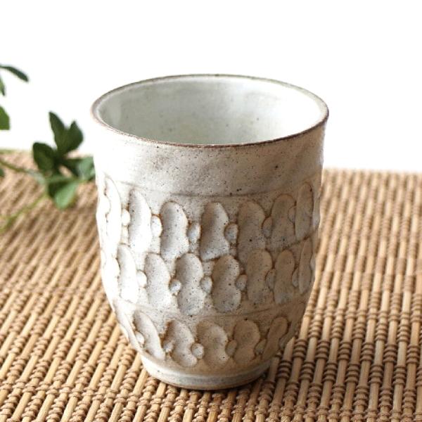 大小の丸を重ねて掘った個性的な模様を全面にあしらった粉引の湯飲み茶わん凹凸のある彫り模様が手にしっくり馴染む感覚が心地よく静かな佇まいの中に手仕事の温かさが伝わってきます忙しい毎日でもほっと一息つける・・・そんな日々の暮らしにそっと寄り添っ...