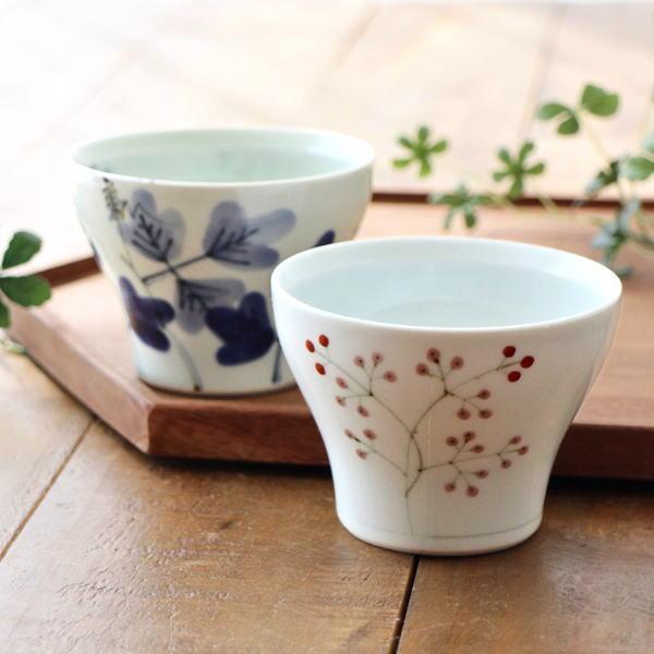 煎茶のおもてなしにはもちろんちょっとした小鉢にも使えそうな煎茶碗は手を添える部分がくびれている持ちやすいデザイン裾すぼまりの個性的な形や白磁に描かれた鮮やかな絵柄はいつもの食卓やおもてなしのシーンに華やかなムードを演出してくれそうです商品名...