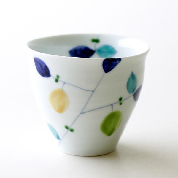 細くスッと引いた茎の先に成る青々とした瑞々しい葉、フレッシュなレモンの上絵付けが白磁に映える爽やかな印象の器水彩画のような柔らかなにじみが優しく、イッチンで描いた小さな実が触るとぷっくり、さりげないアクセントなっています商品名 ： レモン湯...