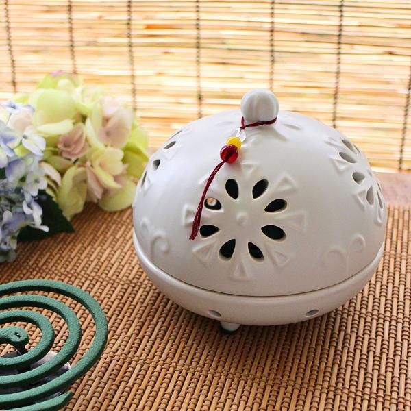 近年、ナチュラルやレトロが見直され生活の中にうまく取り入れる事がとても多くなりました。昔ながらの香取線香もその一つ。風を感じる蓋式の陶器製の蚊遣りは火種がむき出しにならない安心感と涼しげな模様が心を落ち着かせてくれます和の風情たっぷりのクレ...