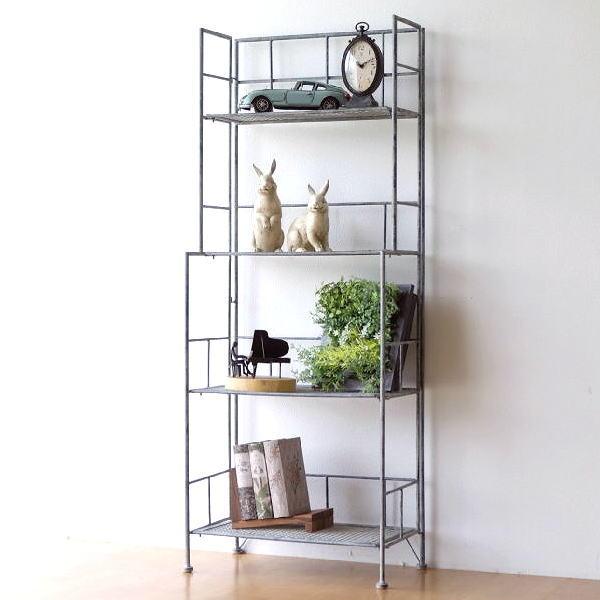 ムラのあるシャビーペイントの折り畳みラックは棚の奥行のサイズが異なるステップタイプの4段棚です棚がメッシュ仕立てで主張しすぎない軽やかなデザインと色合いがディスプレイした小物や花鉢を美しく引き立ててくれます折り畳みなので移動も楽々棚に色々収...