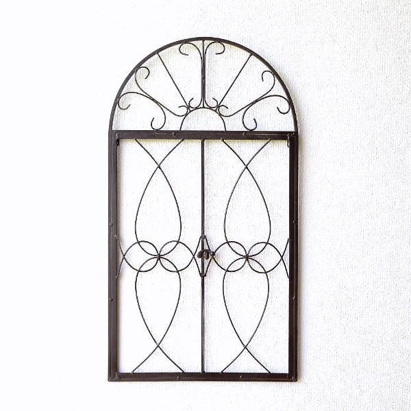 ちょっぴり物足りないな…と感じていた壁に掛けるだけで意外なほどアクセントになるアーチ窓のウィンドウの壁飾りアラベスク調の柔らかなラインとアンティーク調カラーでインテリアにスッと馴染みそうS字フックを利用してリースを飾ったりアレンジしたり近く...