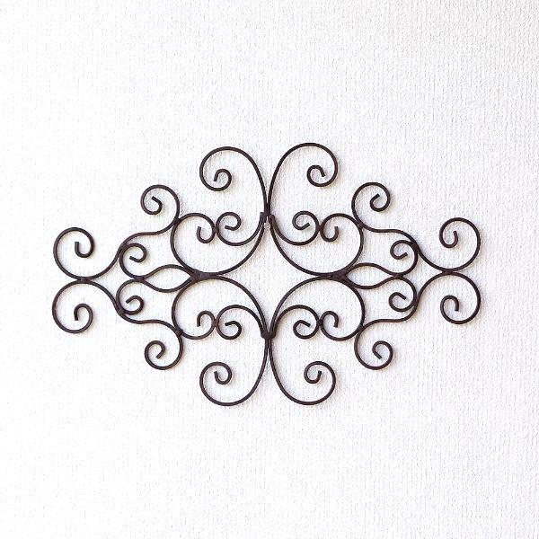 エレガントなアイアンラインが素敵なアラベスクデザインのアンティーク調エンブレムは日本家屋にも似合いそうなモダンな壁飾りです玄関やリビングの雰囲気をちょっと変えたい時壁飾りはとっても手軽で効果を発揮できそうなアイテムドアやガーデンラティスのア...