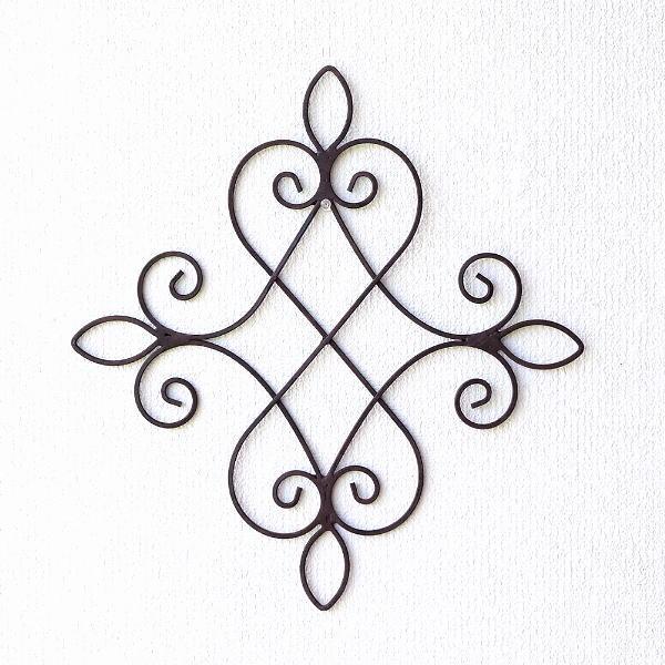 エレガントなアイアンラインが素敵なアラベスクデザインのアンティーク調エンブレムは日本家屋にも似合いそうなモダンな壁飾りです玄関やリビングの雰囲気をちょっと変えたい時壁飾りはとっても手軽で効果を発揮できそうなアイテムドアやガーデンラティスのア...