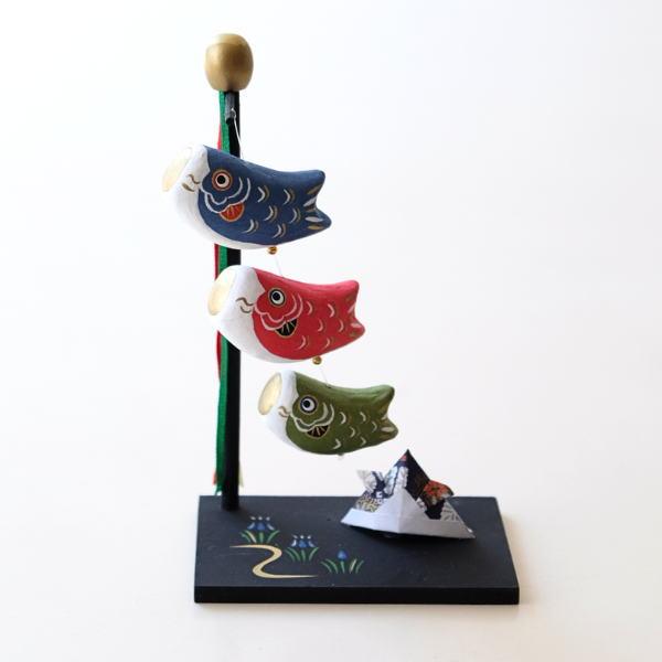 型に和紙を張りつけ、成形する造形技法のひとつの伝統のはり子細工風に吹かれて気持ちよさそうに空を泳ぐ鯉のぼり子鯉と兜にマグネットが入っており引き寄せあう力によって鯉のぼりが揺れ動くユニークな飾りリビングや玄関で手軽に季節のしつらえを楽しめます...